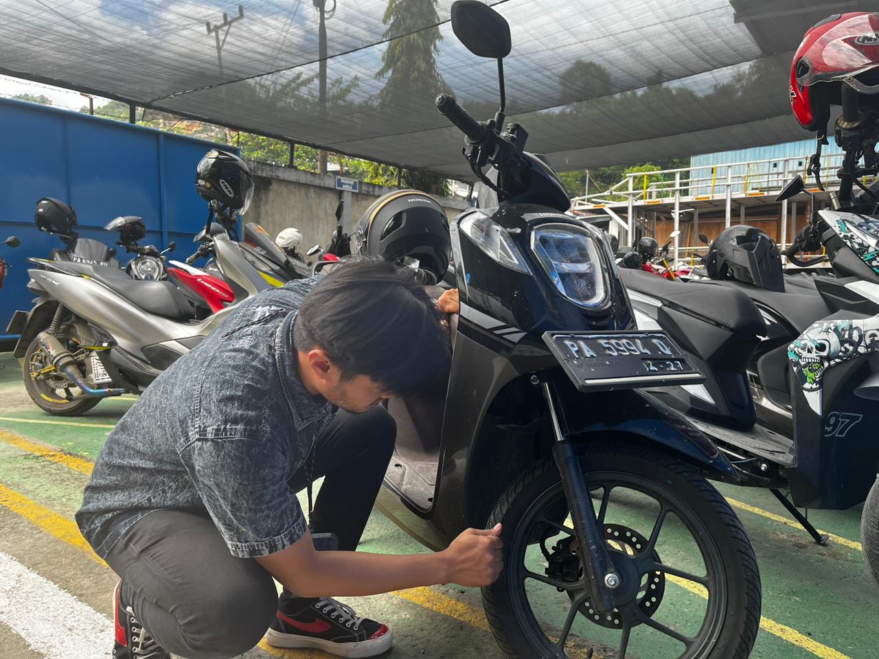 Tips Dari Astra Motor Papua Untuk Merawat Ban Motor Di Musim Hujan ...